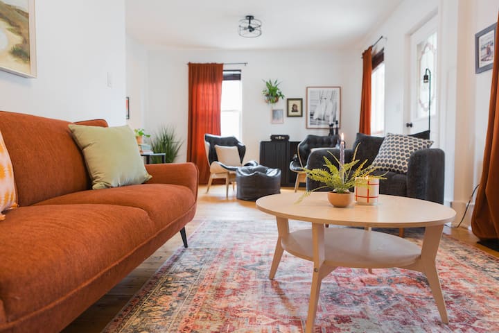 John Alvin's - Hot Tub, Firepit & Steps To Main St - Prince Edward