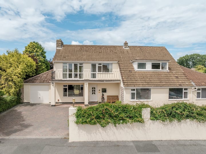 Spacious 5-bedroom Home With Garden & Parking - Sandbanks