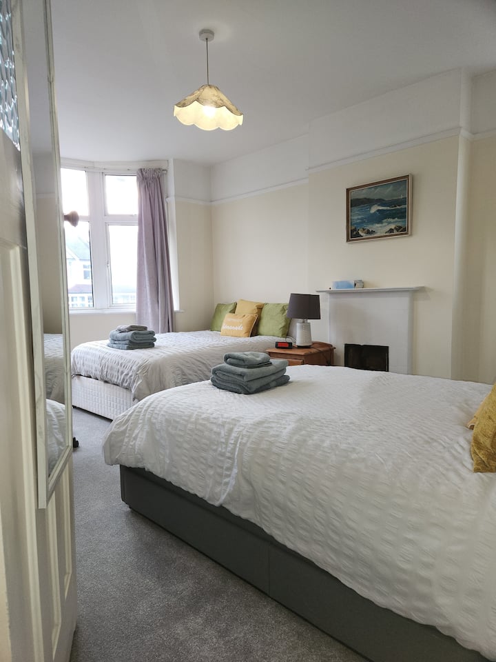 Spacious 3 Bed Home Close To Amenities - Beckenham