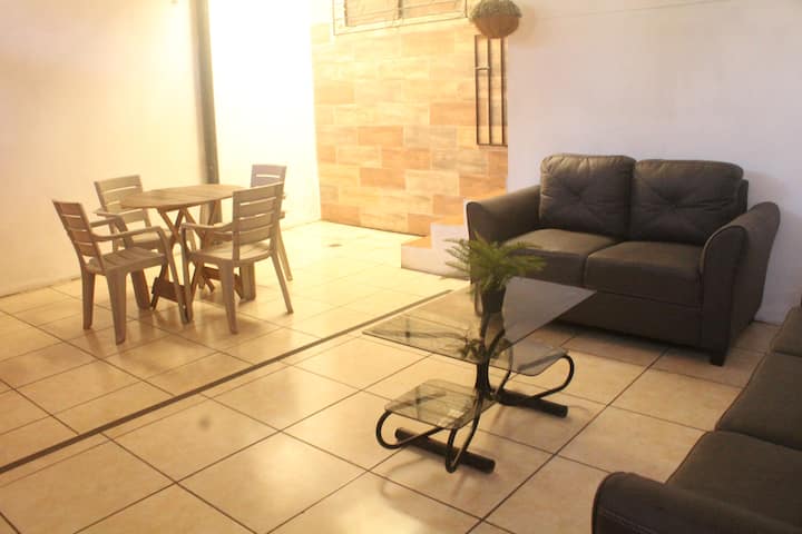 ¡Casa Completa En Ubicación Exclusiva! - Santa Ana