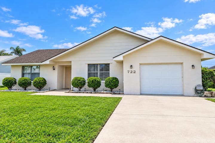 Centrally Located Home Available For Longer Stays! - Port St. Lucie, FL