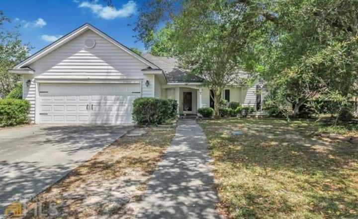 Quiet And Convenient Comfort In Great Location - Savannah, GA