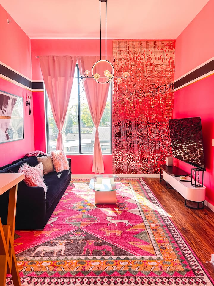 Dolly's Glam Getaway: Sparkling Gem Near Broadway - Nashville, TN