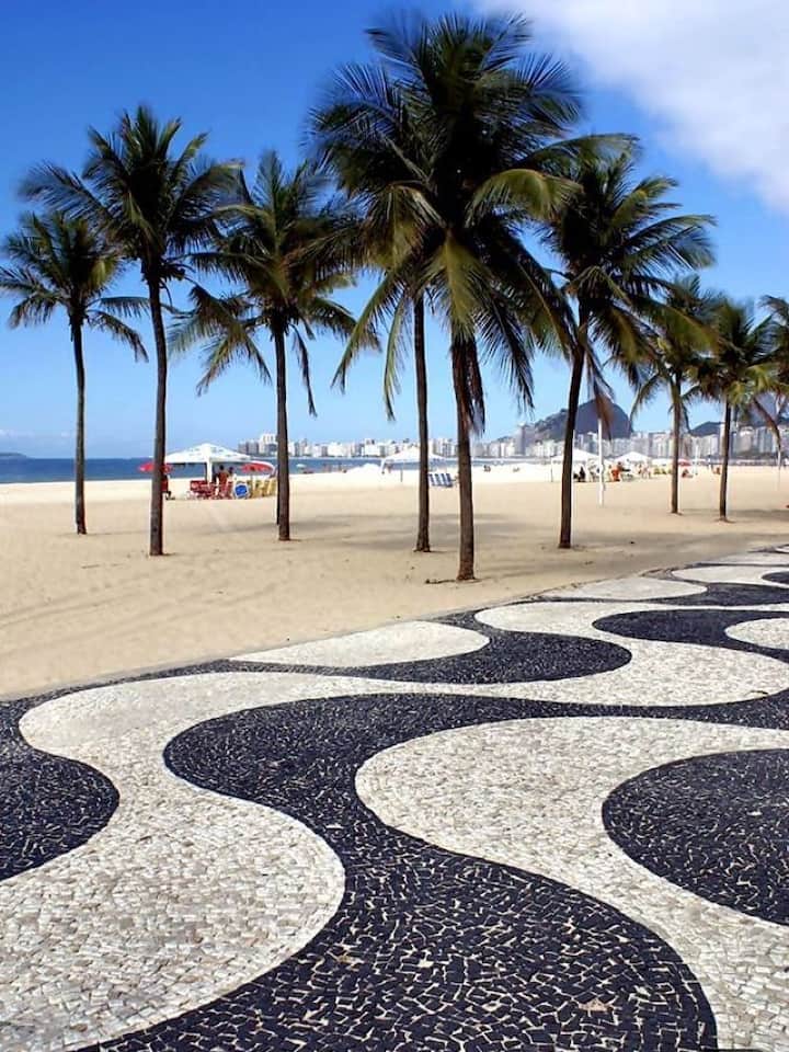 Copacabana, 3 Minutos Separam Você Da Praia. - Rio de Janeiro
