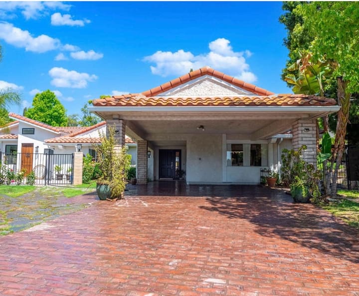 The Janlor Vila - Agoura Hills, CA