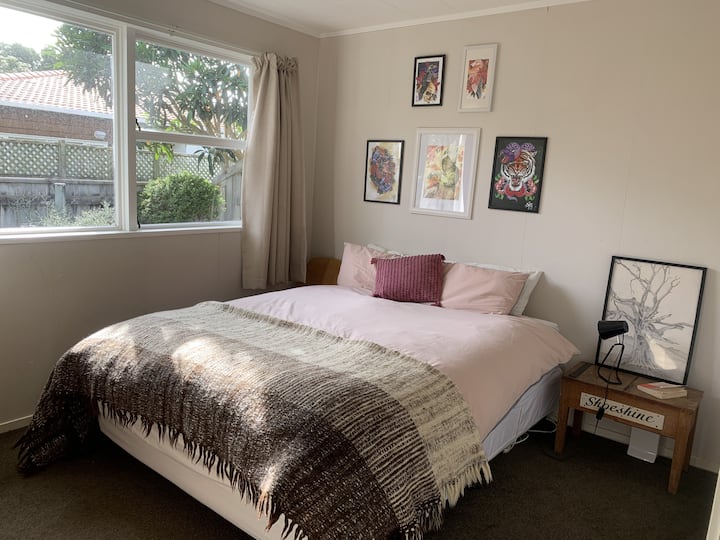 Comfy Room In A Sunny Home - Taranaki