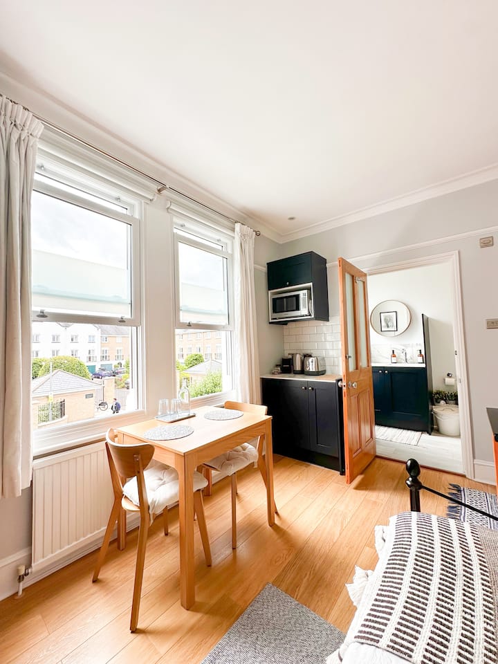 Studio Style Room Private Bathroom Victorian House - Putney - London