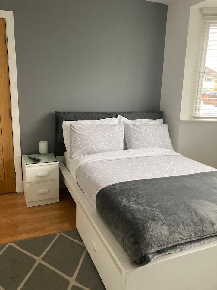Nr Uwe & Mod : Fresh & Bright Room In Family Home - Bristol