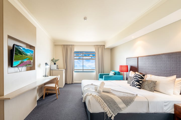 Hotel Suite: Sunset View ~ Pool ~ Work Desk - Darwin