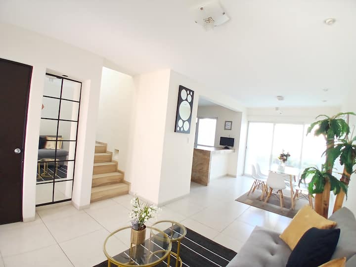 Hermosa Casa En Privada ¡A Solo 15 Min Del Centro! - San Luis Potosi