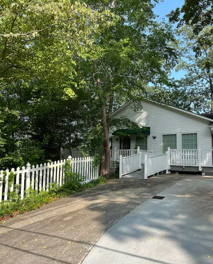 Uptown Getaway - Gainesville, GA