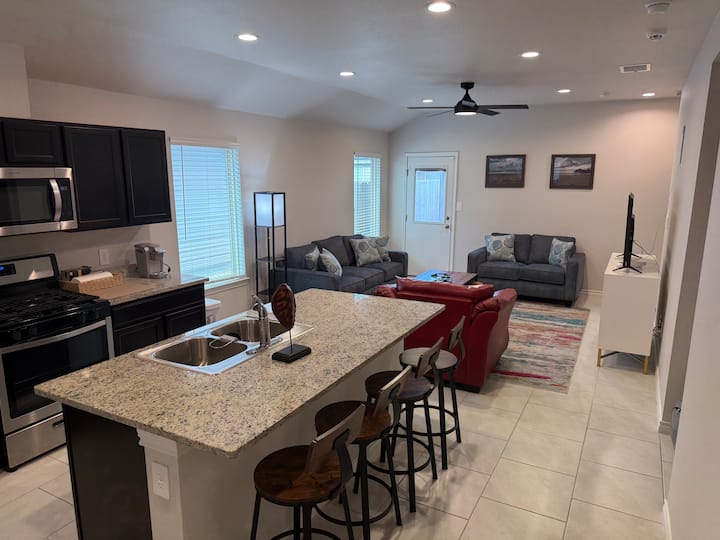 Contemporary Chic 3 Bdrm Home Near Island Beach - Corpus Christi, TX