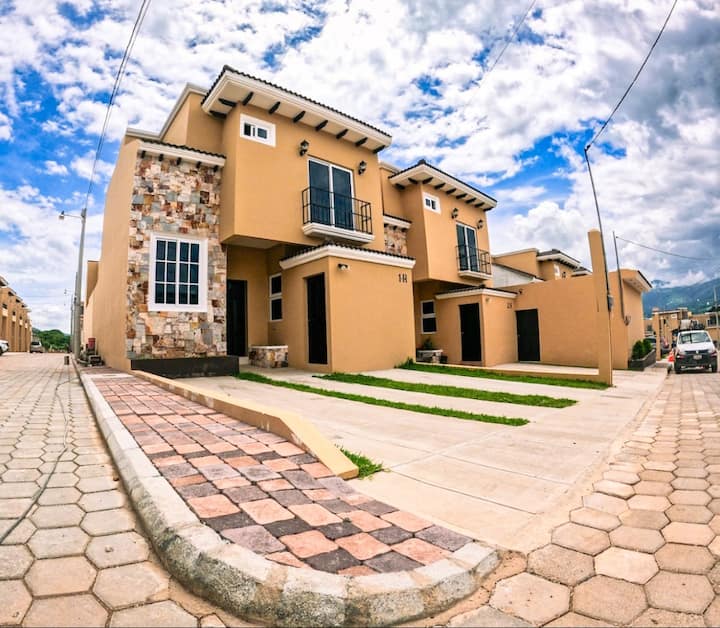 Casa En El Mejor Residencial, A/c En Toda La Casa - Chiquimula