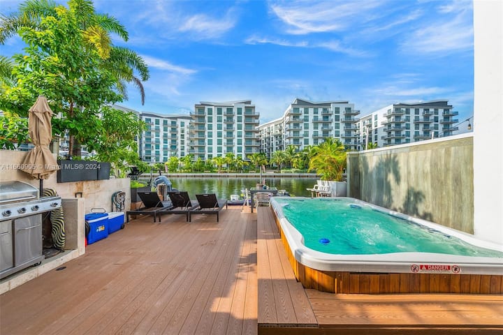 Waterfront Villa Riviera - Miami, FL