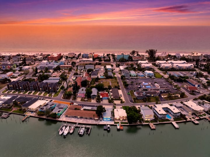 Waterfront W/dock, Walk To Beach! Sleeps 12 - Indian Rocks Beach, FL