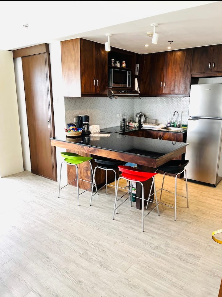 Amaia Steps: 2 Br Seaview Condo W/ A Full Kitchen - Bacolod