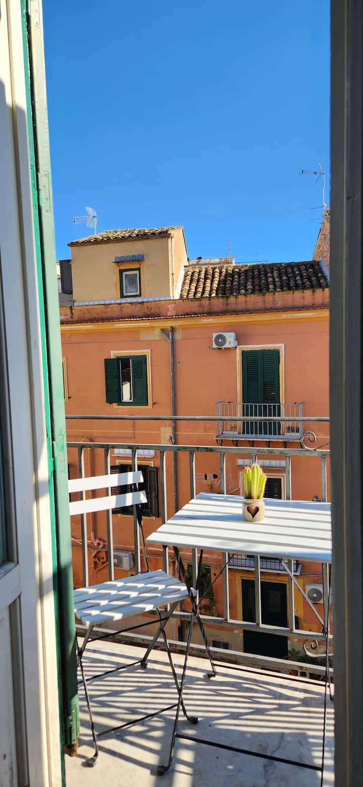 "Dietro Il Massimo" Luminoso Con Balcone. - Palermo