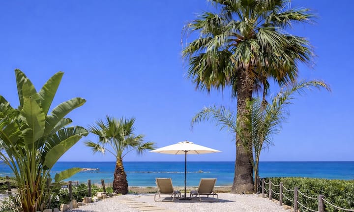 Truly Beachfront Bungalow 12 - Полис