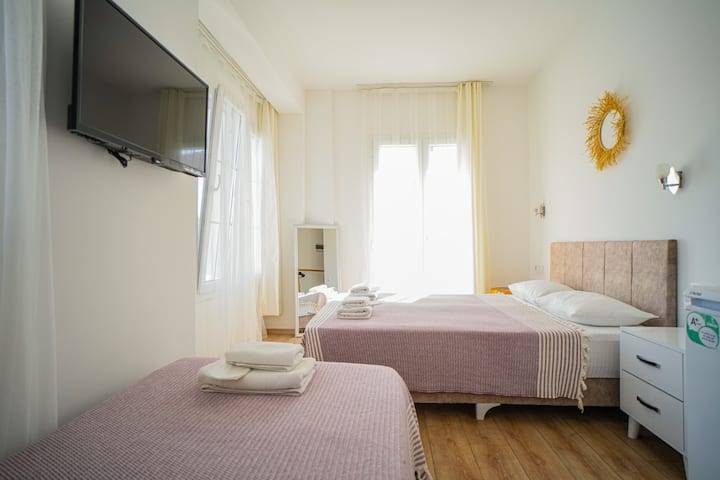 Marina'ya 150m ,3 Kişilik Butik Otel Odasi - Çeşme