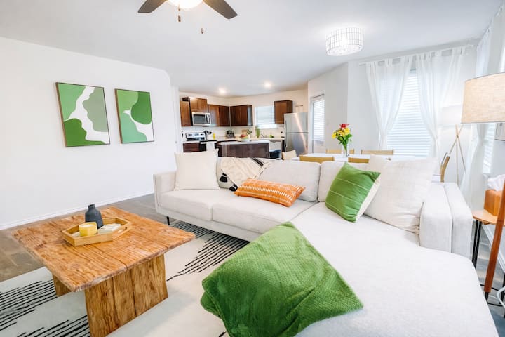 Family-friendly 3/2 Home Near Lackland, Sleeps 6 - San Antonio, TX