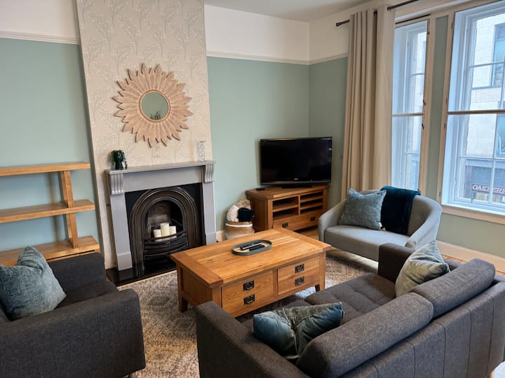 Premier City Centre Location - Bright & Spacious - National Library of Scotland