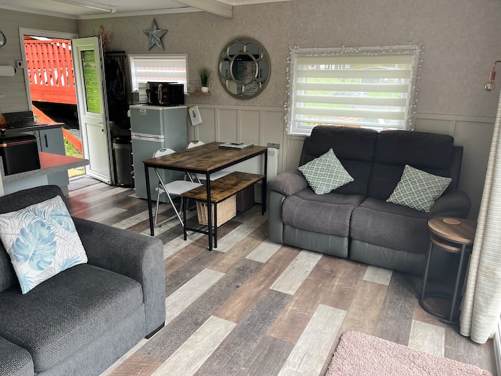 Glan Gwna Caernarfon 2 Bed Cabin, Riverside View - Caernarfon