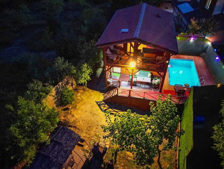 Geniş Ailelere ÖZel Havuzlu İKi Katlı Ahşap Villa - Sapanca