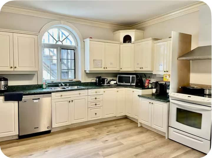 King Size Bed Halifax Bedroom W/ensuite Bath! C-b1 - Halifax