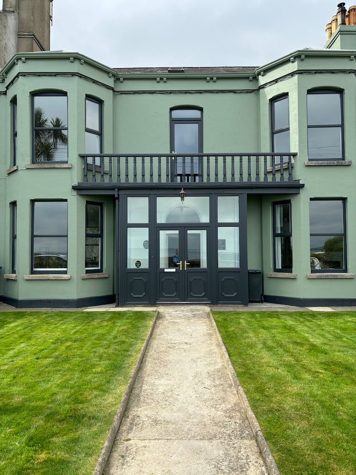A Large Comfortable Seafront House - Northern Ireland