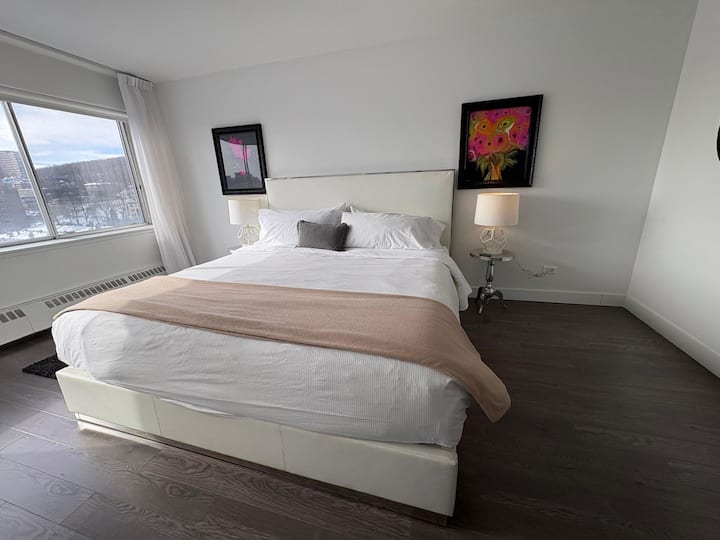 West Facing 1 King Bed 1 Bath W/ Seasonal A/c - Montreal