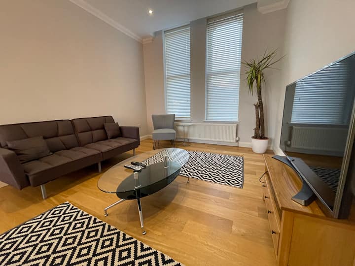 Travaal - 2 Bed Serviced Apartment Farnborough - Hampshire