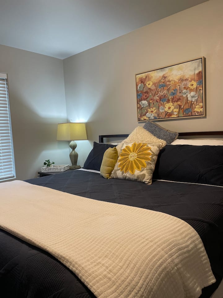 Home Away, Short Stays Welcome, King Bedroom Suite - Pendleton, OR