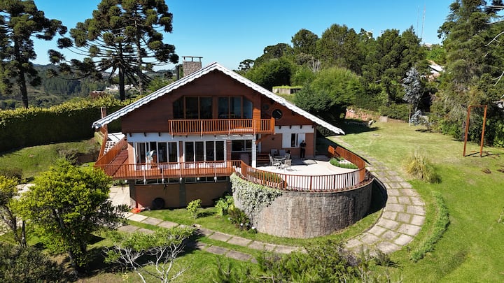 Casa  Ensolarada Com Vista Panorâmica E Aconchego - Campos do Jordão