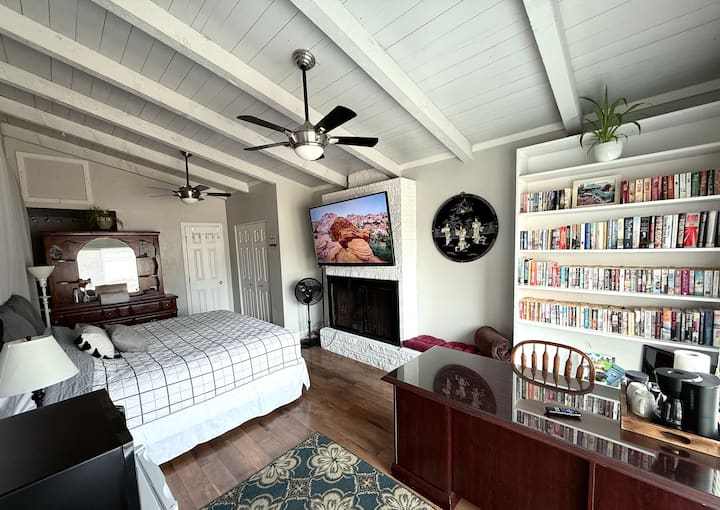 Studio Private Room & Bath W/workspace & Netflix - 모지스레이크