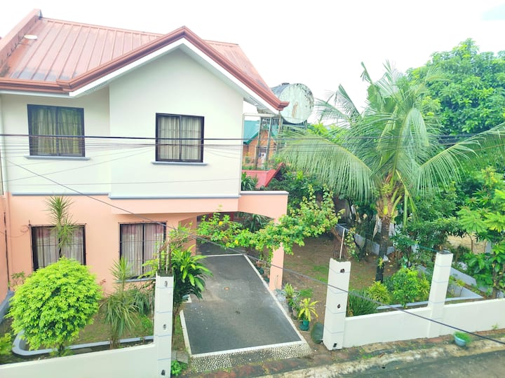 Cheerful 3-bedroom, 2 Bath House, Free Parking - Quezon City
