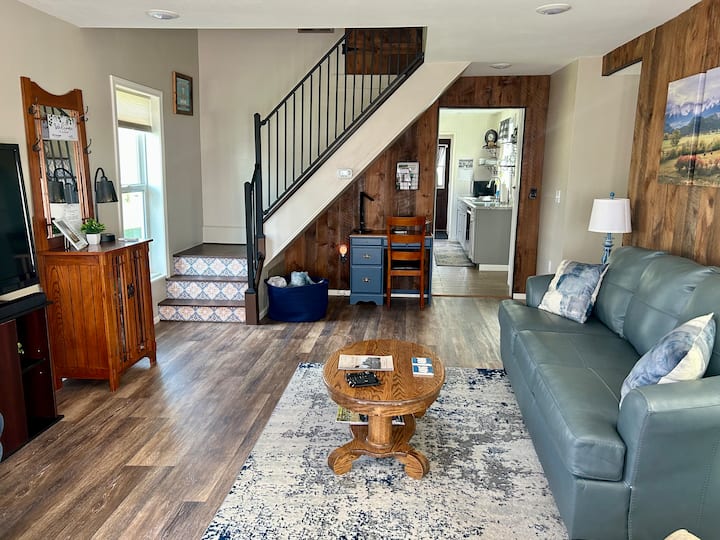 Castle View Bungalow - White Sulphur Springs, MT