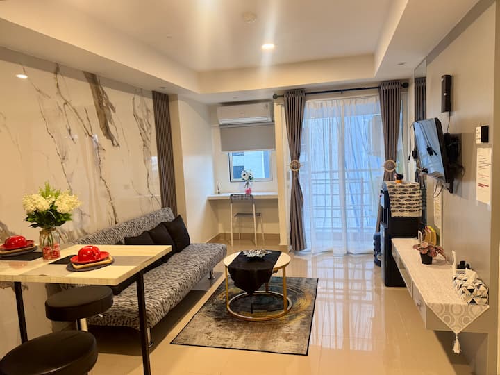 Strategic 2-bedroom Condo - 메단