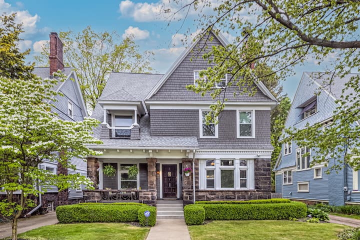 Historic Victorian | Sleeps 12 | Near Lake Erie - Erie, PA