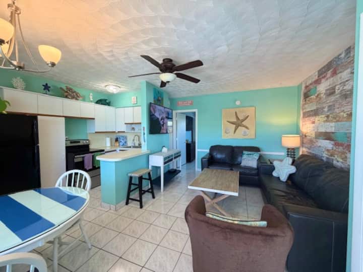 1/1 Apartment Walking Distance To Beach - Boca Raton, FL