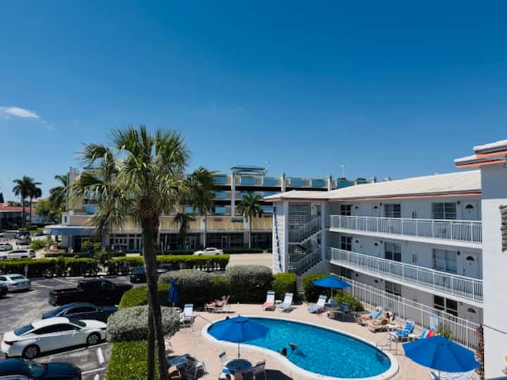 1/1 Apartment Walking Distance To Beach - Deerfield Beach, FL