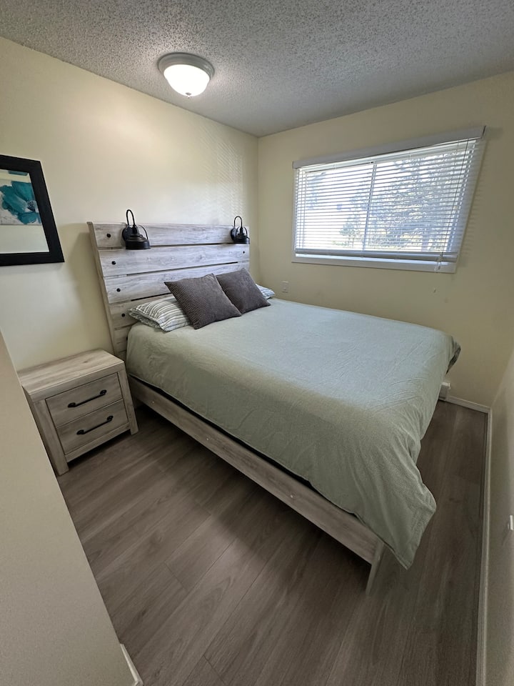 Lovely 2 Bedroom Condo, 2 Minute Walk Fr Downtown - Invermere