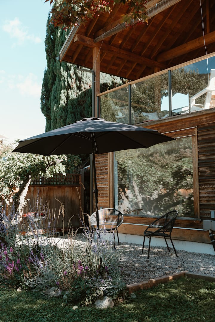 Bright Lakeside Retreat: King Bed & Willow Views - Nelson