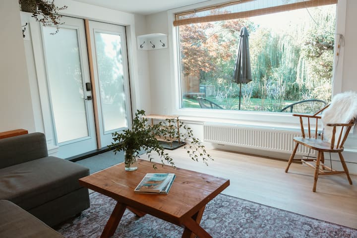 Bright Lakeside Retreat: King Bed & Willow Views - Nelson