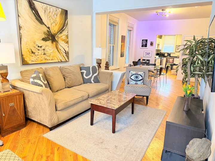 Charming Flat With Private Deck- Monthly - Chicago, IL