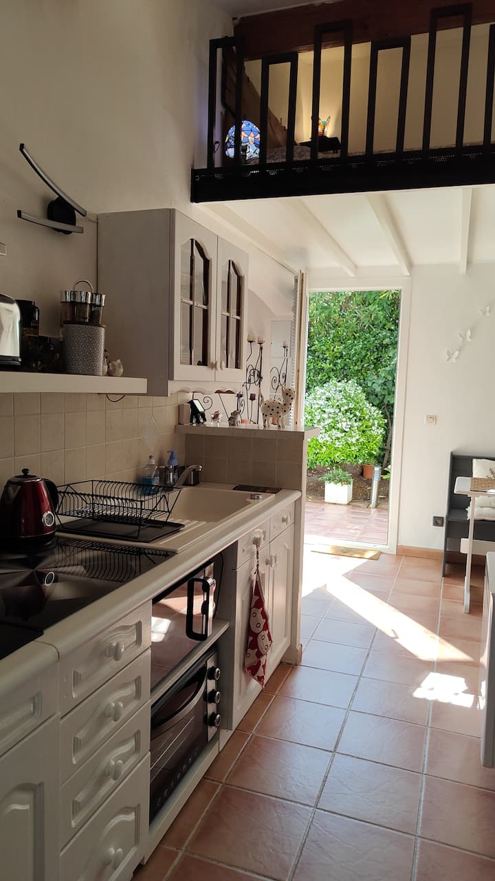 " Le Petit Havre De Paix"
 Maison Et Jardin Privé - La Garde