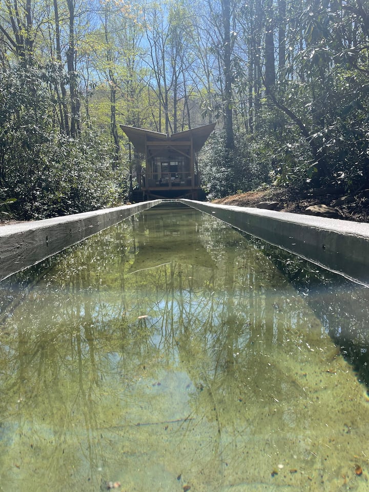 The Hideaway , Russtic Modern. - Mount Mitchell State Park, Burnsville