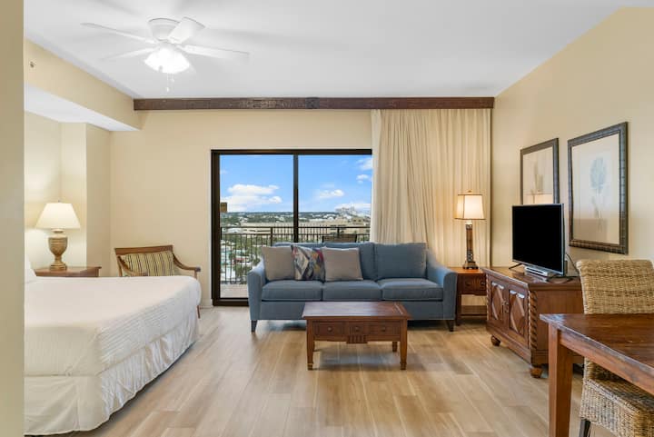 Regina’s Place, King Size Bed! Beach Access - Panama City Beach, FL