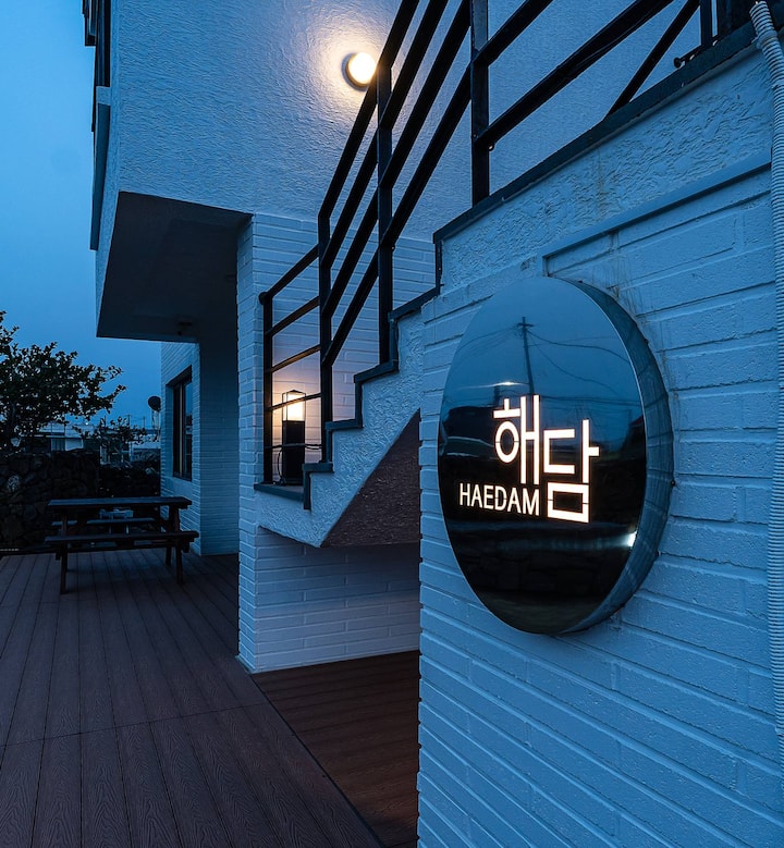 "해담"
저녁 노을 아름다운 바닷가 모던하우스/2층독채/독립 출입문/2개의 프라이빗공간 - Jeju-si