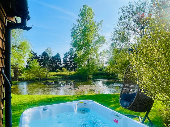 Cozy Barn With Hot Tub Overlooking The Lake - Uckfield