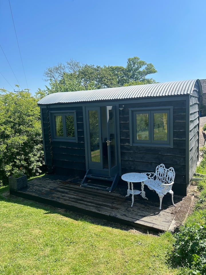 Rhodes To Serenity - Mermaid Shepherds Hut - Derbyshire